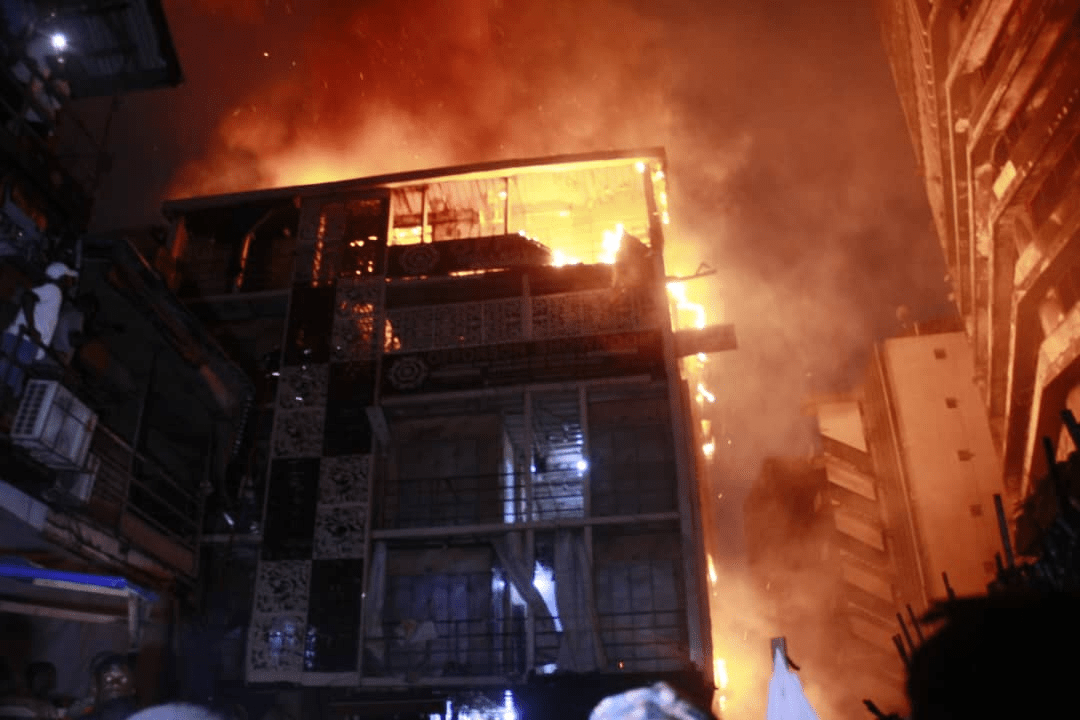 Massive Fire Guts Emab Plaza, Mandilas Market in Lagos (video ...
